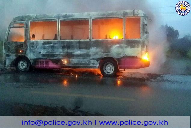 រថយន្តដឹកអ្នកដំណើរថោងស៊ិងឆេះទាំងស្រុងលើផ្លូវជាតិលេខ៥ - វីអូឌី