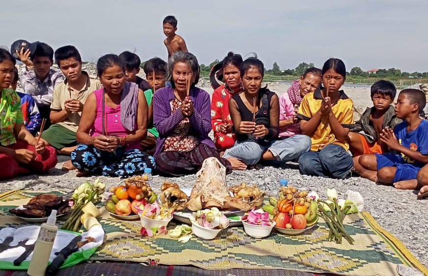 ពលរដ្ឋនៅ ជាប់ បឹង តាមោក ធ្វើ ពិធី ដាក់ បណ្តា សារ ចំពោះ អ្នក ដែល មាន ...